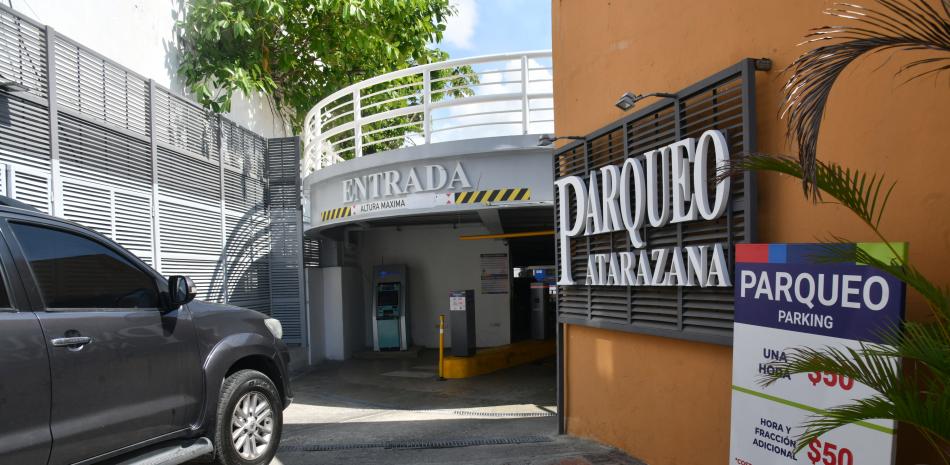 De 20 parqueos anunciados, tan solo hay uno construido - Ojalá